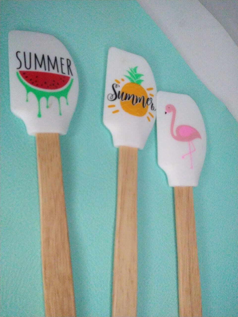 ESP TULA DE SILICONA DECORADA CON MANGO DE MADERA Abanico Bazar